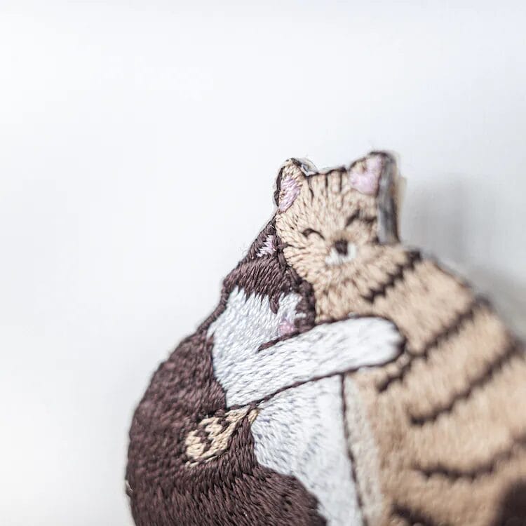 躺躺貓咪刺繡別針（2款） – YUANCHi